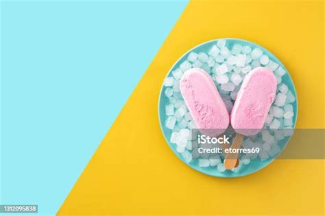 블루 플레이트와 옐로우에 딸기 아이스캔디와 분쇄된 얼음 설탕에 대한 스톡 사진 및 기타 이미지 설탕 각얼음 끈적거리는 Istock