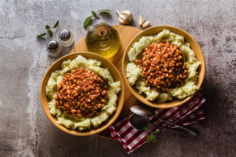 조 림된 흰 콩 토마토와 으깬된 감자 채식주의 요리에서 제조 법을 온난 한 겨울 건강한 식생활에 대한 스톡 사진 및 기타 이미지