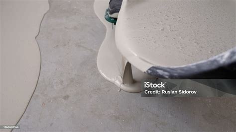 마무리 작업 작업자는 충전 바닥이 양동이에서 바닥에 부어 않습니다 작업자가 박격포를 붓습니다 콘크리트 바닥에 액체 바닥 따르기에 대한 스톡 사진 및 기타 이미지 Istock