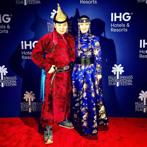 Олны танил хосуудын хэнд нь монгол дээл илүү сайхан зохиж байна вэ ТАС МН