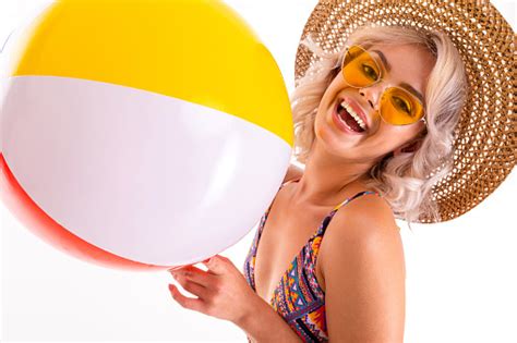 예쁜 금발의 백인 여성 스탠드 에 수영복 와 큰 고무 해변 화려한 공 과 미소 고립 에 흰색 배경 가냘픈에 대한 스톡 사진 및 기타 이미지 Istock