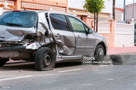 사고 후 자동차 사고로 손상된 자동차에 대한 보험 사고 후 자동차의 앞 범퍼가 모두 손상되었습니다 고화질 사진 0명에 대한 스톡