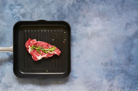 팬에 로즈마리와 후추로 신선한 생 쇠고기 스테이크 파란색 배경입니다 평면도 복사 공간 Entrecôte에 대한 스톡 사진 및 기타 이미지 Entrecôte 건강한