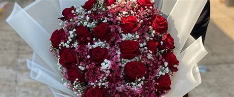 قیمت و خرید دسته گل رز قرمز لاکچری و ژیپسوفیلا سفید قرمز