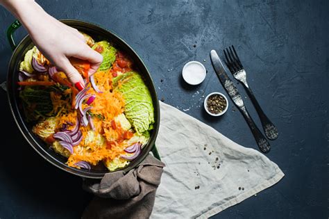 사 보이 양배추에 요리사 뿌리 양파 롤 고기와 야채와 박제 어두운 배경 평면도 농업에 대한 스톡 사진 및 기타 이미지 농업 농장 러시아 Istock