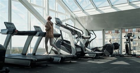 히잡을 쓴 현대 무슬림 여성이 러닝머신에서 달리는 체육관에서 운동하는 수평 롱 샷 복사 공간 사진 Unsplash의 운동 이미지