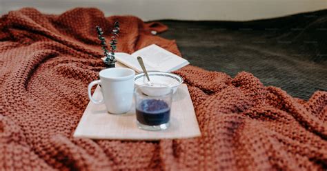 침대 위에서 커피 한 잔과 책 한 권 사진 Unsplash의 담요 이미지