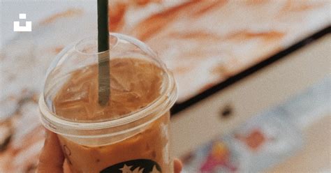 흰색과 갈색 일회용 컵을 들고있는 사람 사진 Unsplash의 무료 스타벅스 이미지