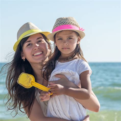 Madre E La Sua Piccola Figlia Immagine Stock Immagine Di Sera