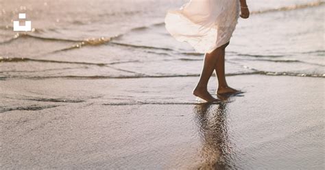 골든 아워 동안 암석 근처의 해안에 서있는 여자의 선택적 초점 사진 사진 Unsplash의 무료 사람 이미지