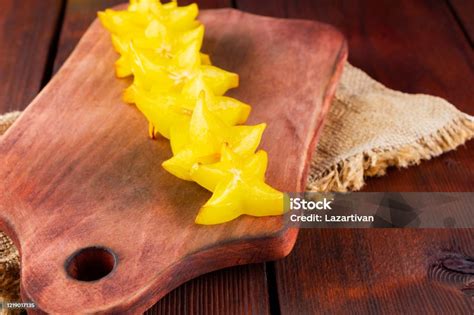 나무 판에 카람볼라 스타 과일 삼베에 자루에 노란색 과일 카람 볼라 0명에 대한 스톡 사진 및 기타 이미지 Istock