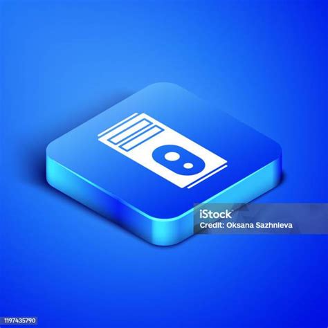 파란색 배경에 격리된 등각투영 컴퓨터 아이콘입니다 Pc 구성 요소 기호입니다 파란색 사각형 버튼입니다 벡터 일러스트레이션 0명에 대한 스톡 벡터 아트 및 기타 이미지