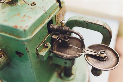 아 틀 리에 스튜디오의 배경에 전문 재봉틀 재단사 재봉틀의 직장 실의 롤 직물 가 위 바느질 비즈니스 개념입니다 0명에 대한 스톡 사진 및 기타 이미지 Istock