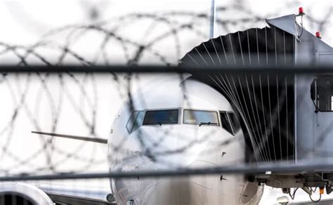 Скандал во авион Маж и жена имале интимен однос за време на лет ги вознемириле децата уапсени се