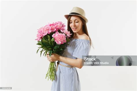 흰색 바탕에 파란색 드레스를 입고 모자 아름 다운 분홍색 모란 꽃의 꽃다발을 들고 젊은 부드러운 여자 고립 성 발렌타인의 날 국제 여성의 날 휴가 개념 광고 영역입니다 20