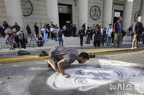 분필로 그려진 프란치스코 교황