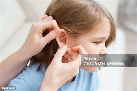 한 소녀가 귀에 통증을 호소하고 어머니는 그것을 검사합니다 어린이 질환 귀 부분에 대한 스톡 사진 및 기타 이미지 귀 부분 2명 검사 보기 Istock