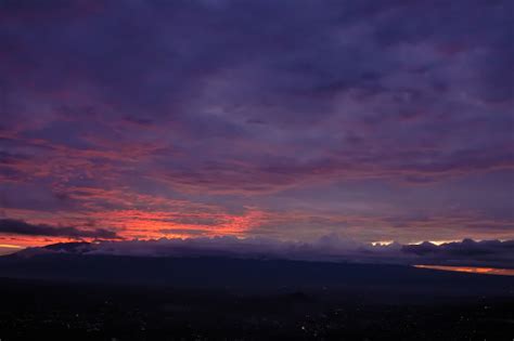 아름다운 하늘은 빨간색과 파란색과 새벽에 산을 덮는 안개가 혼합되어 있습니다 0명에 대한 스톡 사진 및 기타 이미지 0명 경관 고요한 장면 Istock
