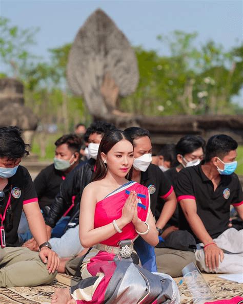 ធ្លាប់រិះគន់នាង ថាច្រៀងអង់គ្លេស មិនល្អ ម្តងនេះ បទថ្មីរបស់ តន់ ច័ន្ទសីម៉ា ត្រូវសម្តេចតេជោ ហ៊ុន