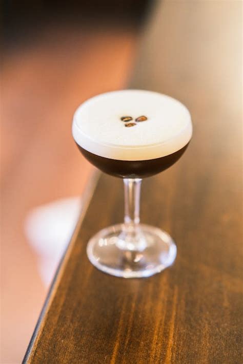 높은 각도보기 수직 쐈어 술 술을 마시다 유리 음료 테이블 확대에 관한 무료 스톡 사진