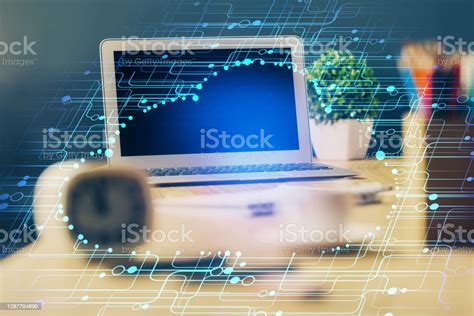 데스크톱 컴퓨터 및 기술 테마 홀로그램의 이중 노출 소프트웨어 개발의 개념 개념에 대한 스톡 사진 및 기타 이미지 개념