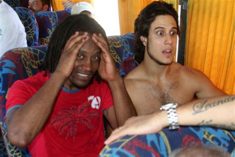 F Tira A Roupa E Mostra A Calcinha Para Atores Em Futebol No Rio News Press Release S