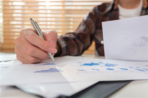 하얀 사무실 책상에서 그래프와 차트를 분석하는 재무 분석가의 잘린 이미지 20 24세에 대한 스톡 사진 및 기타 이미지 20