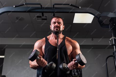El Hombre Fuerte Está Entrenando En El Gimnasio Foto Premium