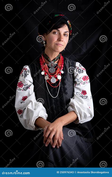 Uma Bela Mulher Ucraniana Em Roupas Tradicionais Imagem De Stock Imagem De Agulha Antigo