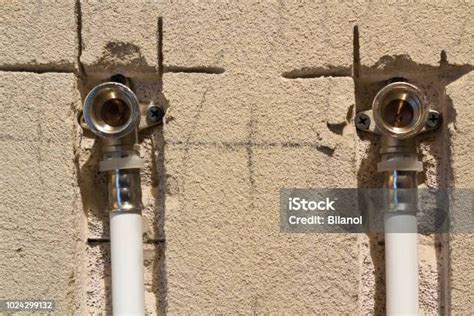 폴 리 프로필 렌 배관 집안에 벽에 수도 관에 의하여 이루어져 있다 혁신 중 아파트 인테리어의 화장실에 하 수구 파이프의 설치 작품 회색 플라스틱 드레인 파이프 사용 물