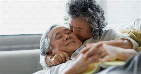 결혼 기념일을 축하하고 사랑에 빠진 아시아 시니어 커플 할아버지 뺨에 키스하는 행복한 할머니 사진 Unsplash의 로맨스 이미지