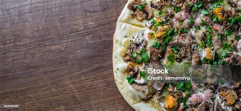 해산물 피자 마리나라 모짜렐라 치즈 새우 홍합 버섯 토마토 소스 후추를 곁들인 피자 나무 테이블 배경에 이탈리아어 피자 0명에 대한 스톡 사진 및 기타 이미지 Istock