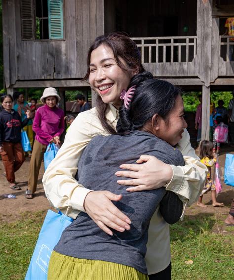 លោកស្រី ឌី សុខីទីឃាយុកោប្រគល់អណ្ដូងទឹកស្អាតមូលនិធិអ្នកឧកញ៉ាមហាភក្តីសប្បុរសភោគាធិបតី ហ៊ុន នាង