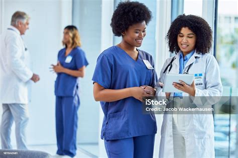 태블릿 의료 또는 연구를 수행하는 동안 병원에서 이야기하는 의사 및 간호사와의 협력 클리닉에서 일하는 의료 분야의 전문 동료와의 의료 팀워크 및 신뢰 20 24세에 대한