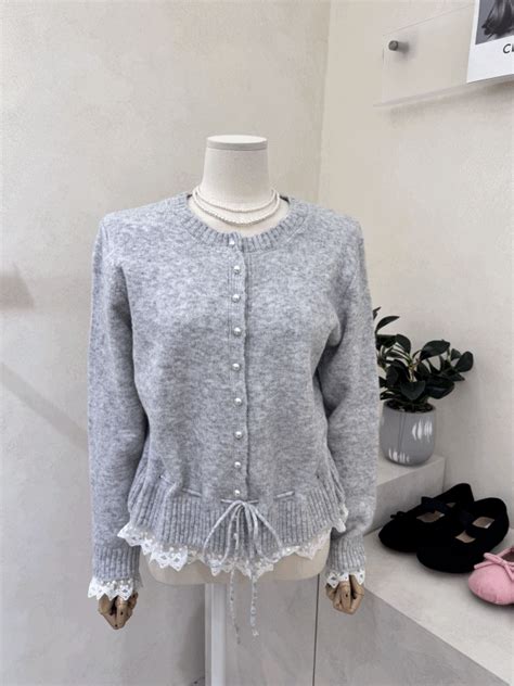 [2color] 진주 버튼 레이스 프릴 배색 레이어드 스트링 리본 가디건 진주가디건 레이스가디건 페미닌 러블리 여리한 데이트룩 하객룩 나들이룩 니트가디건 에이블리
