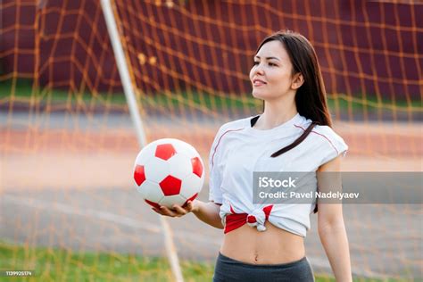 스포츠웨어에서 아름 다운 젊은 체육 여성이 축구 목표의 배경에 경기장에서 훈련입니다 축구 그녀는 행복 하 고 웃는 가냘픈에 대한 스톡 사진 및 기타 이미지 Istock
