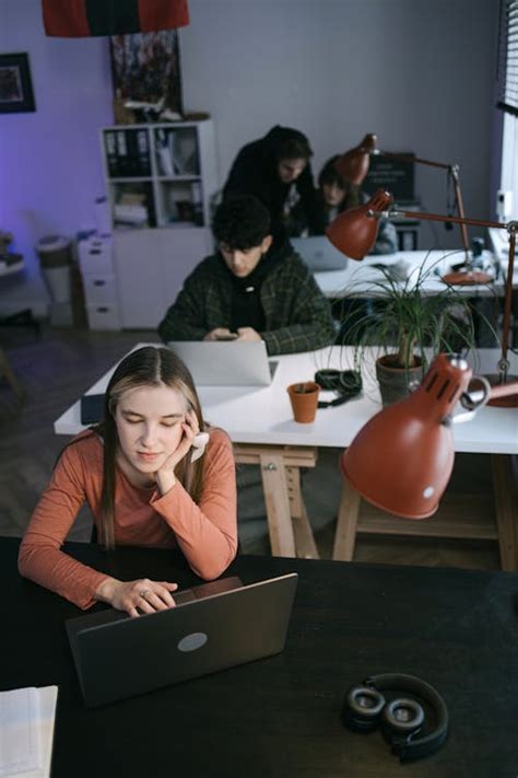 실내 같이 일하다 공동 작업 공동 작업 공간 기술 기술 사용 기업가 정신 노트북 노트북을 사용하다 디지털 장치 디지털 협업 비즈니스 사람 사람들