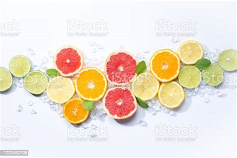 다채로운 과일 백 라운드 감귤류 슬라이스 오렌지 레몬 라임 자몽과 얼음과 민트 흰색 배경 맨 위 보기 레몬에 대한 스톡 사진 및
