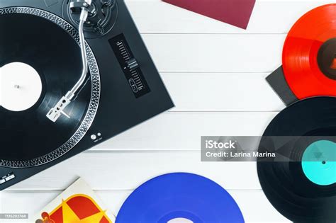 휴일 엽서 프레임입니다 그들의 흰색 나무 보드의 배경에 턴테이블 비닐 레코드 플레이어 Dj가 재생 음악을 혼합 하는 사운드 기술 적색 흑색 보라색 비닐 레코드 0명에 대한