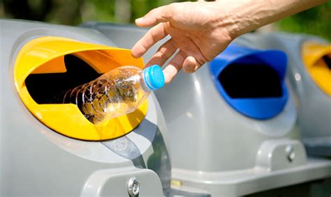 페트 병은 탱크에 넣어 폐기 하십시오 쓰레기통에 쓰레기를 버리는 사람은 쓰레기와 같이 버릴 수 있는 별도의 쓰레기로 감소에 대한 스톡 사진 및 기타 이미지 Istock