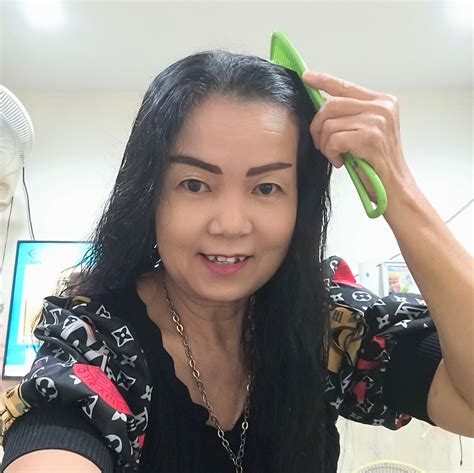 Sale Here 1 กล่อง บรรจุ 9 ชิ้น กรอบอร่อย มีหลายรสในกล่องเดียว เลิฟมาก ⭐ เวเฟอร์สอดไส้ครีม