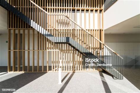 이 아름다운 나무 계단은 대형 건물 한가운데에 있습니다 계단에 대한 스톡 사진 및 기타 이미지 계단 로비 건축물 특징 목재 재료 Istock