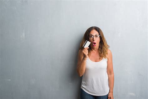 중세 스페인 여자 회색 그런 지 벽 깜짝 얼굴 두려워 하 고 공포 식으로 흥분 충격에서 무서 워 신용 카드를 들고 서 갈색