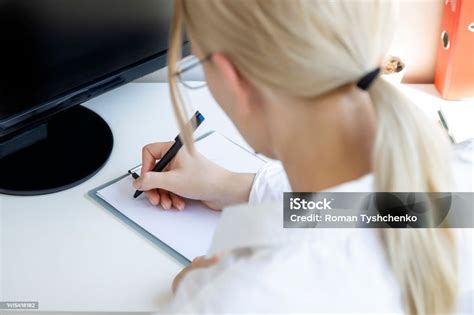 한 사업가가 공식 문서에 대한 협력 협약에 서명합니다 문서에 서명하는 손이 초점이 맞춰져 있습니다 건강관리와 의술에 대한 스톡 사진 및 기타 이미지 Istock