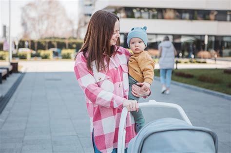 아기를 품에 안고 현대 유모차를 들고 도시를 걷는 젊은 어머니 유모차에 대한 스톡 사진 및 기타 이미지 유모차 나름 시내 지역 Istock