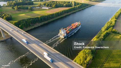 화물선과 고속도로 다리 A 7 연방 고속도로와 킬 운하의 교통 인프라 및 상품 운송 복합 운송 개념 상품의 운송 및 운송 수송에