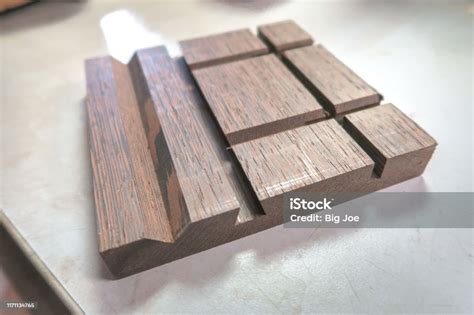 생산에서 목공 제품에 대한 다양한 컷 컷 홈 다도로 가공 이국적인 웬지 나무의 조각의 클로즈업 공예에 대한 스톡 사진 및 기타 이미지 Istock
