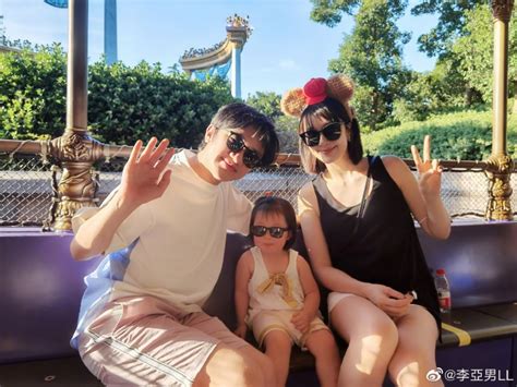 王祖蓝李亚男带女儿游迪士尼 一家三口齐戴墨镜很温馨 青岛新闻网