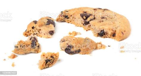 깨진된 초콜릿 칩 쿠키 흰색 배경에 고립입니다 달콤한 비스킷입니다 수 제 과자 갈색에 대한 스톡 사진 및 기타 이미지 갈색 개체 그룹 건강에 좋지 않은 음식 Istock