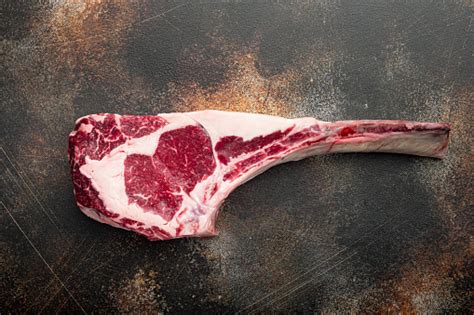 원시 요리되지 않은 검은 앵거스 쇠고기 토마호크 스테이크 뼈에 오래된 어두운 소박한 배경에 상단 보기 플랫 누워 텍스트복사 공간 0명에 대한 스톡 사진 및 기타 이미지